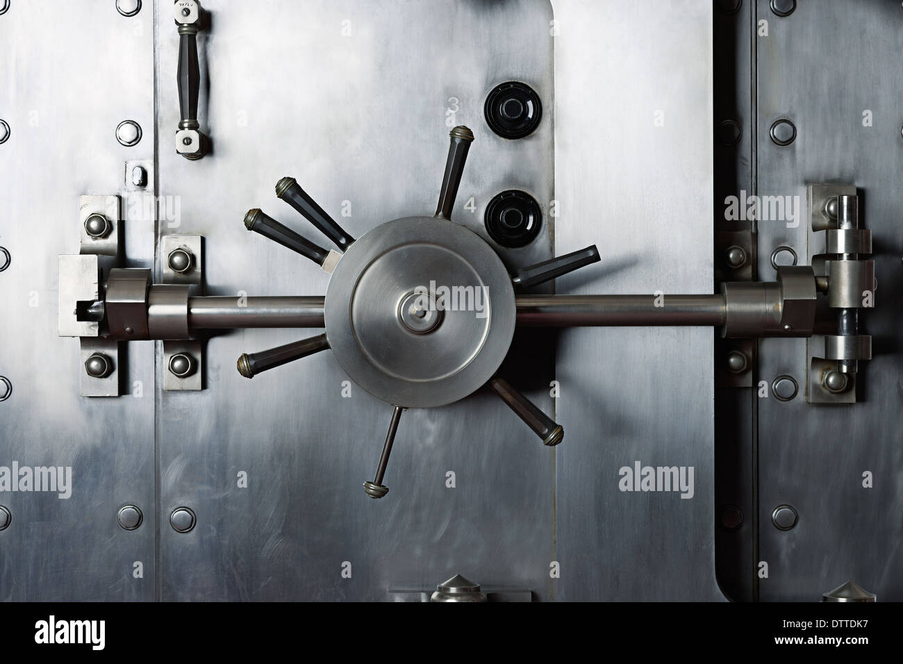 Handle of door to bank vault safe Stock Photo - Alamy