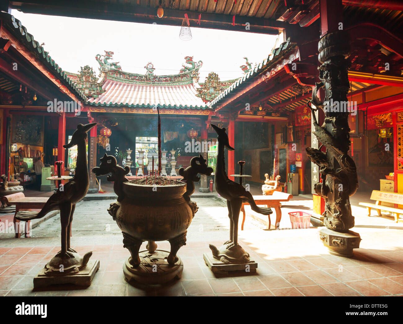 Chinese shrine offering hi-res stock photography and images - Alamy
