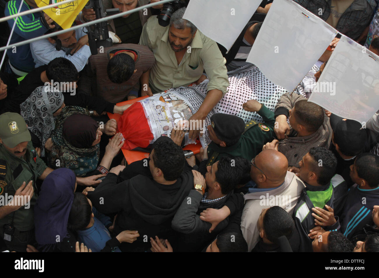 Nablus, West Bank, Palestinian Territory. 24th Feb, 2014. Palestinians ...