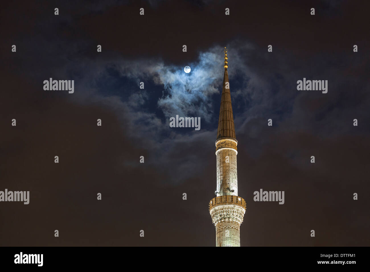 Moon over mosque hi-res stock photography and images - Alamy