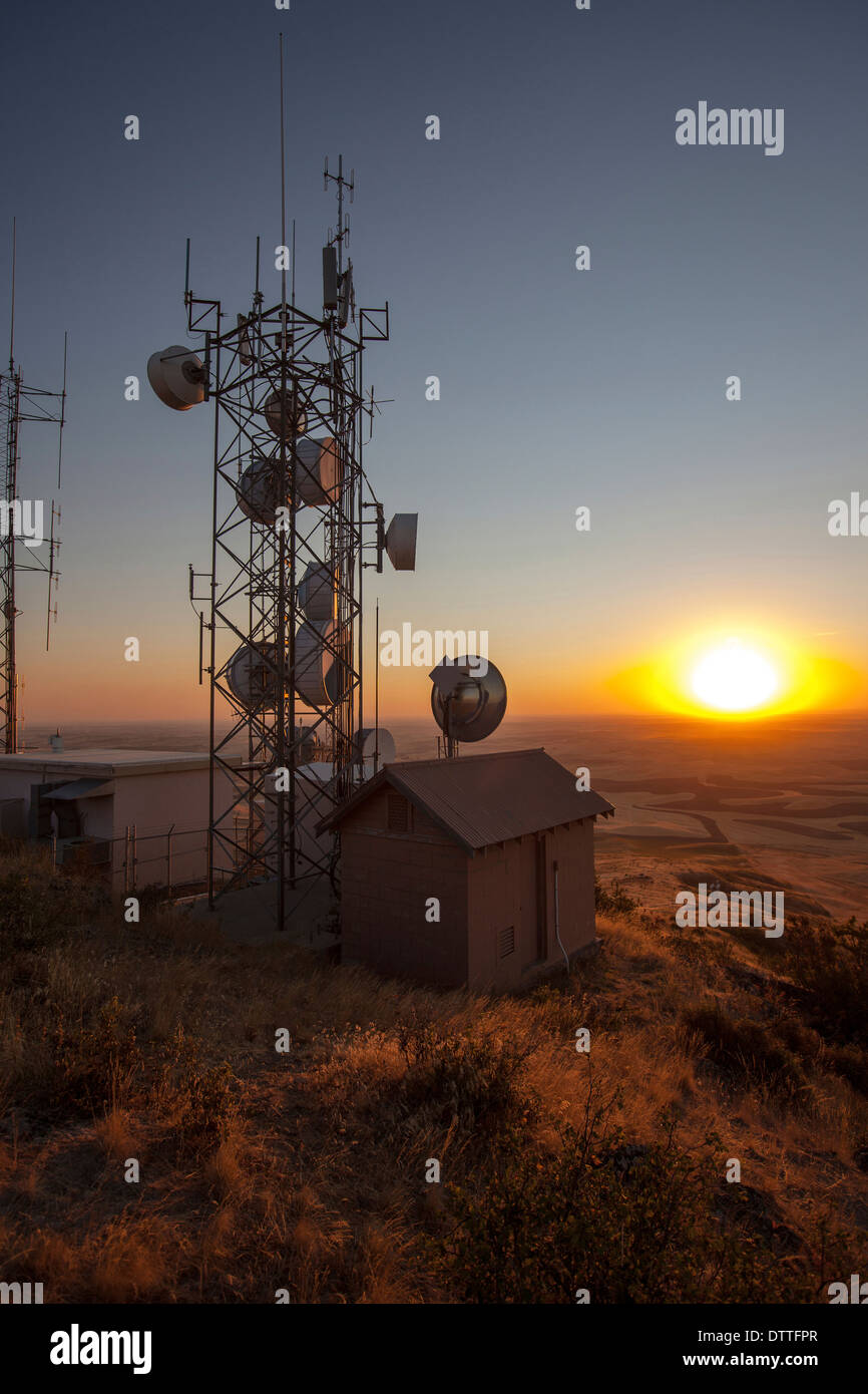 Satellite tower hi-res stock photography and images - Alamy