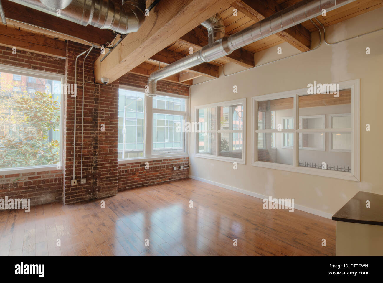 Empty office space hi-res stock photography and images - Alamy