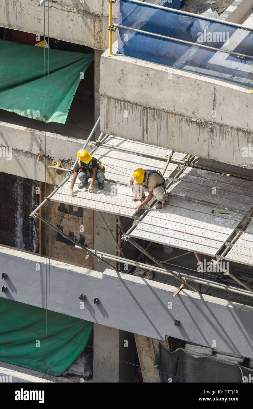 Construction workers on a scaffold hi-res stock photography and images ...