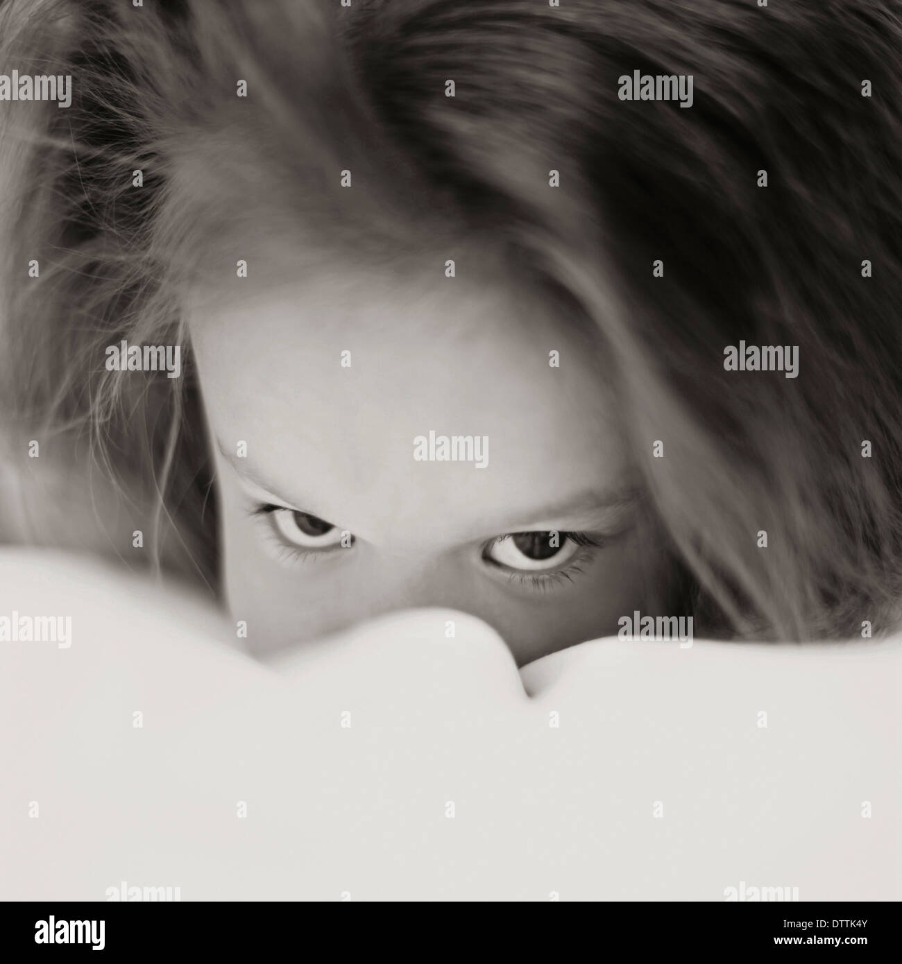 Children peering hi-res stock photography and images - Alamy