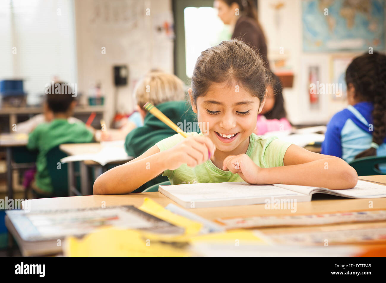 Hispanic 6 years writing hi-res stock photography and images - Alamy