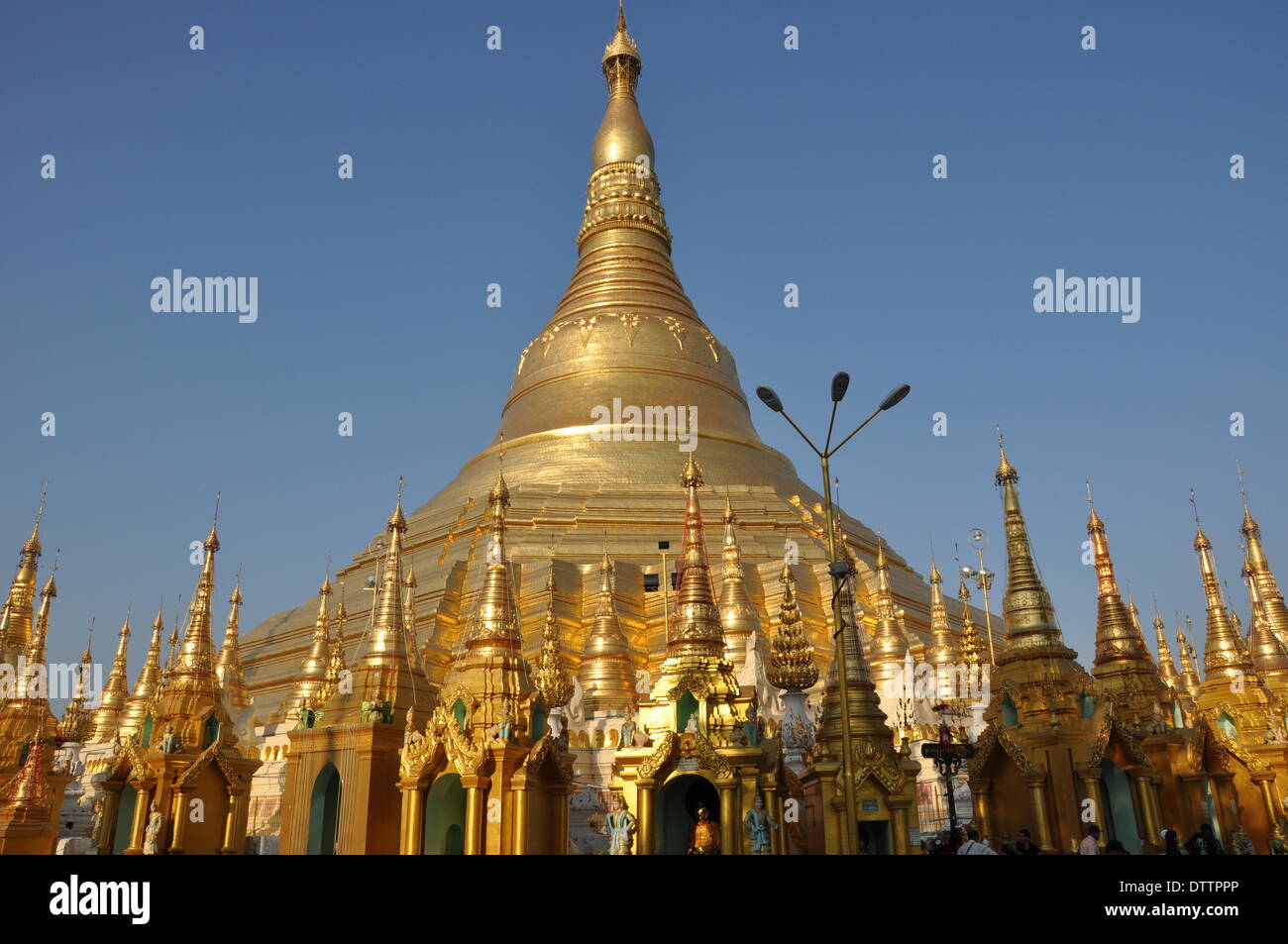 Shwedagon pagode menschen hi-res stock photography and images - Alamy