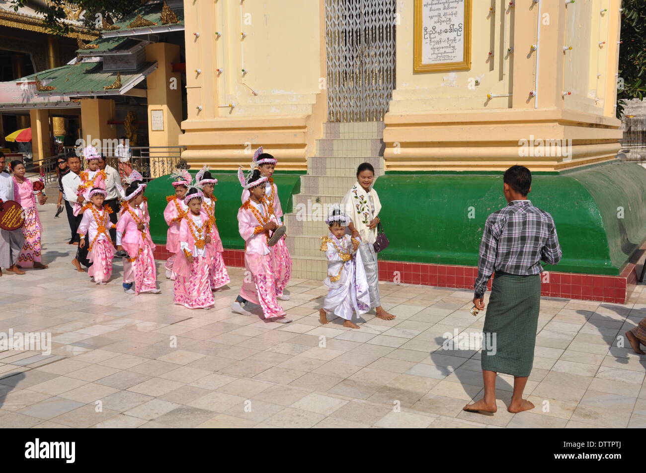 Shwedagon prozession hi-res stock photography and images - Alamy