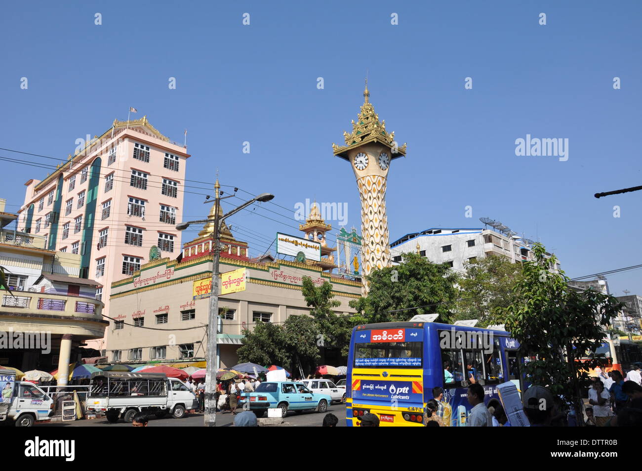 Shwedagon pagode yangon menschen hi-res stock photography and images ...