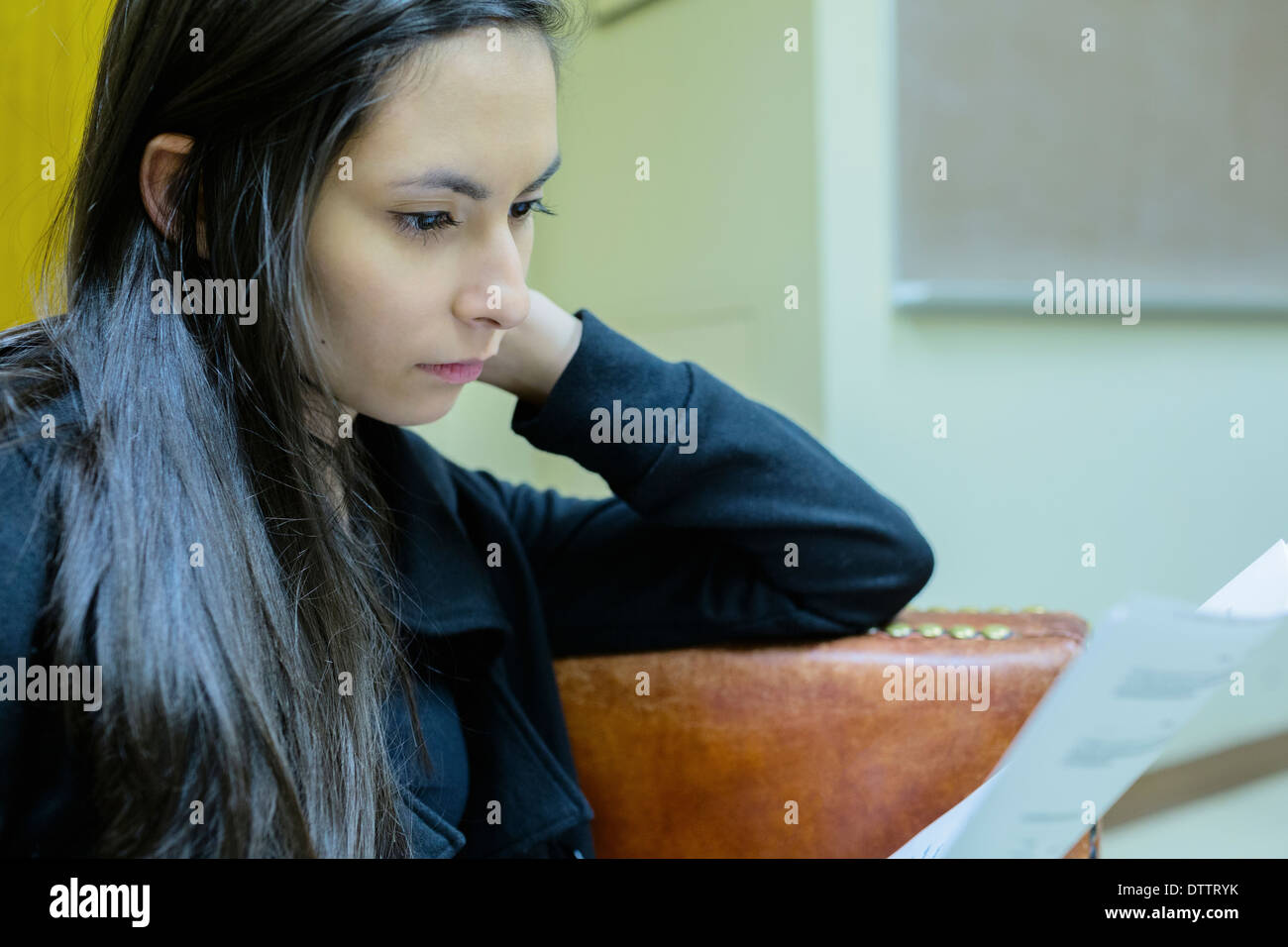 Middle eastern reading hi-res stock photography and images - Alamy