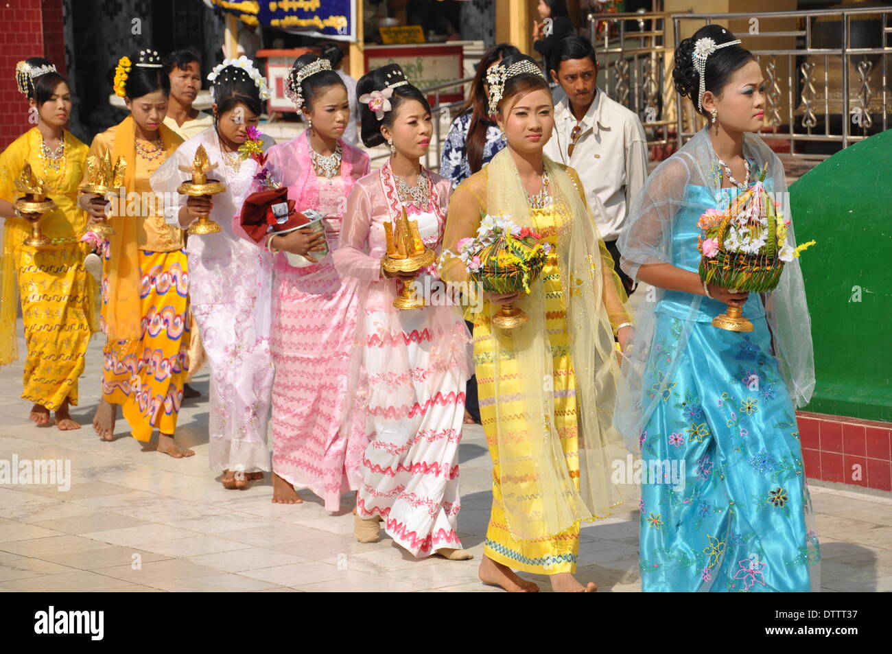 Shwedagon prozession hi-res stock photography and images - Alamy