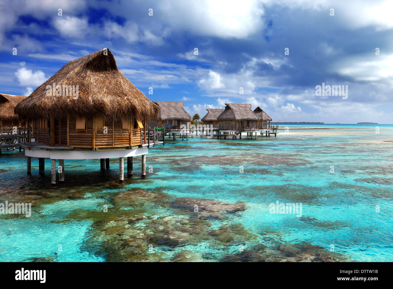 House edge of ocean hi-res stock photography and images - Alamy