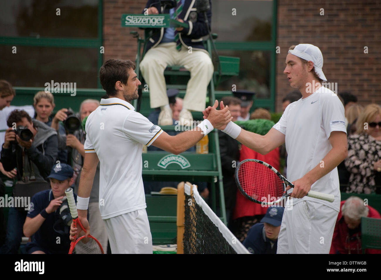 Two tennis players shake hands hi-res stock photography and images - Alamy