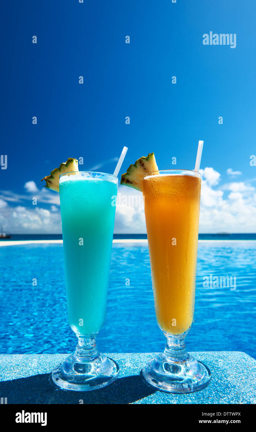 Cocktails near swimming pool Stock Photo - Alamy
