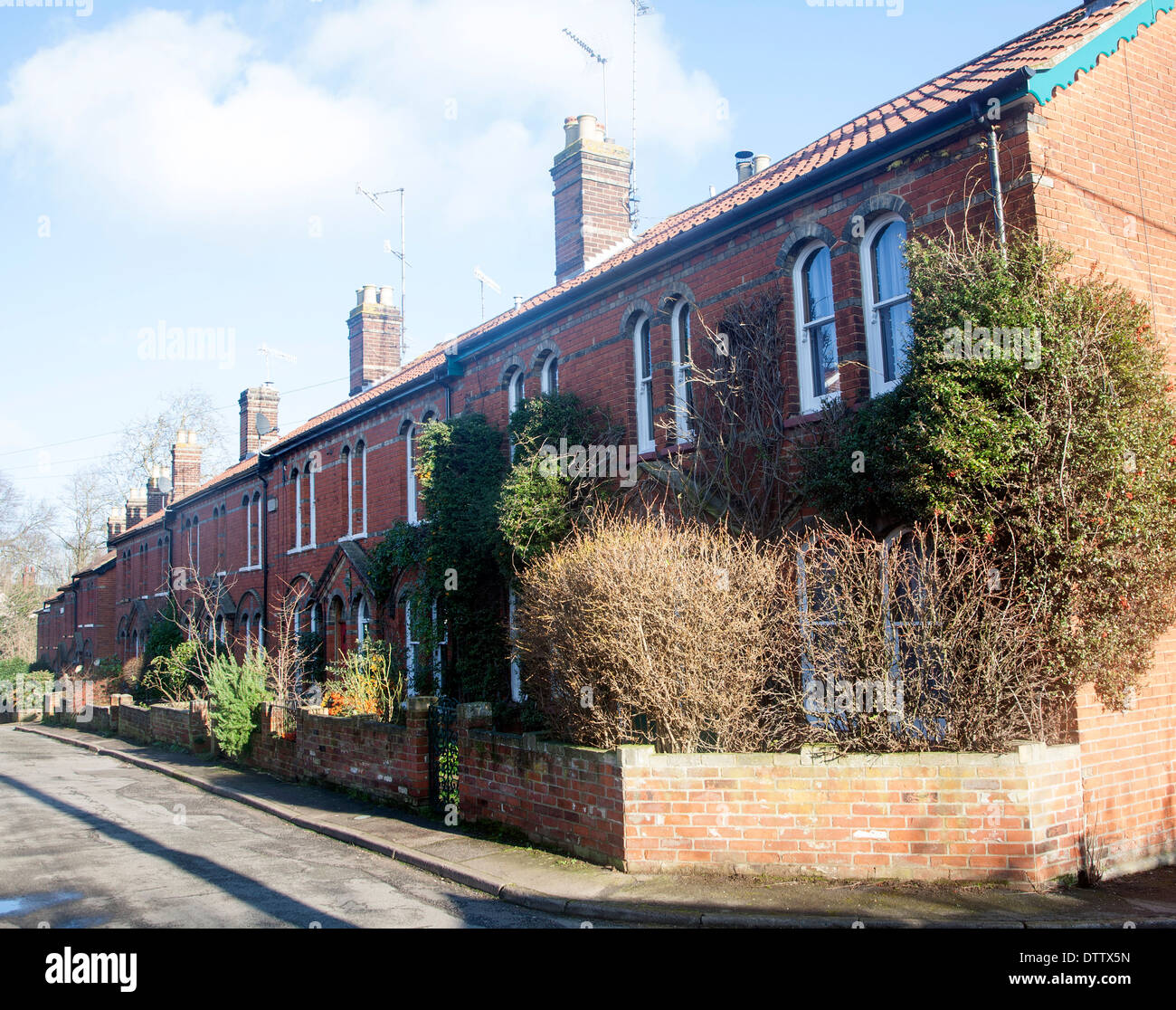 Nineteenth century red brick terraced housing hi-res stock photography ...
