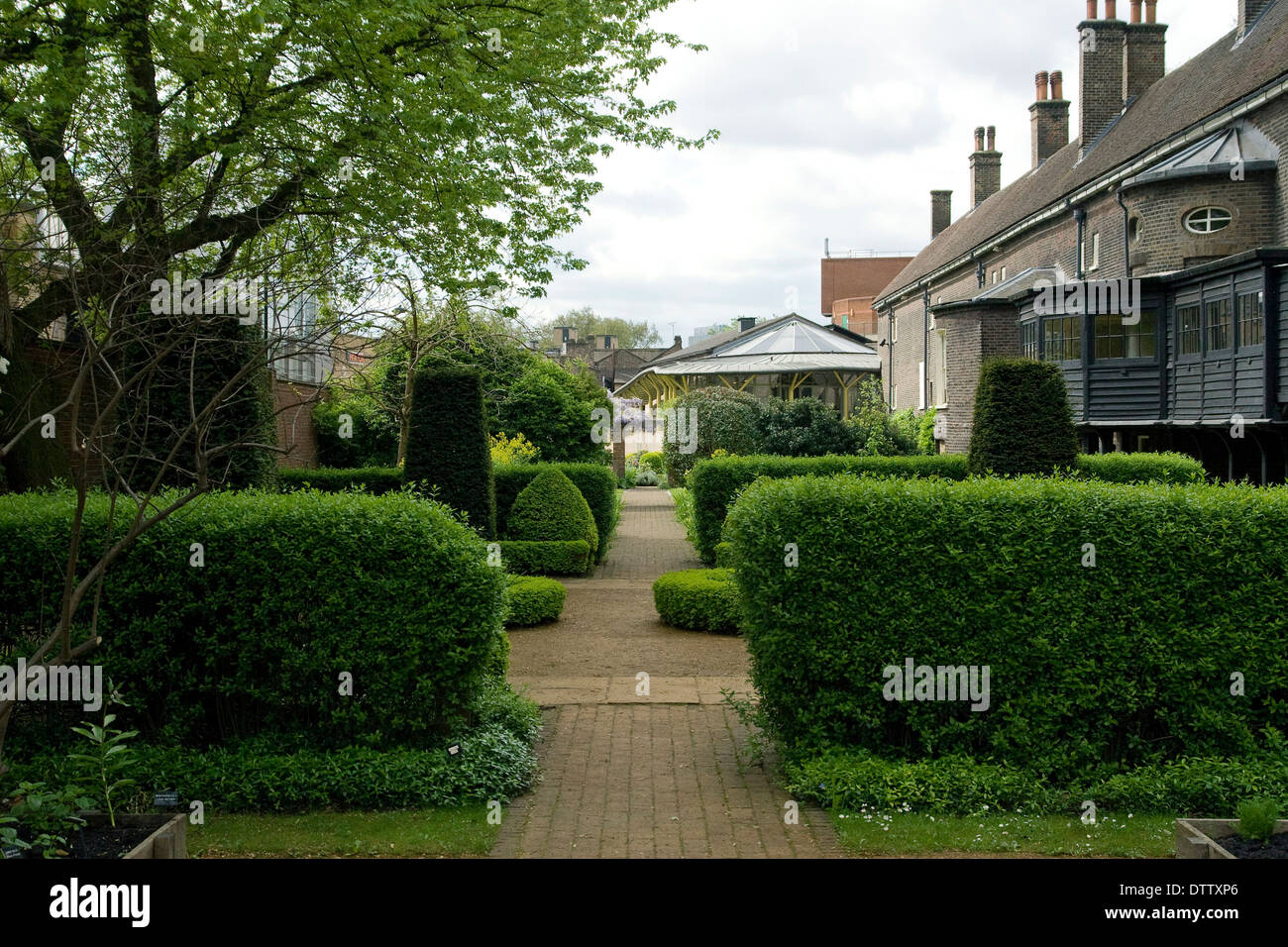 View through the centre of the Geffrye Museum period gardens looking ...
