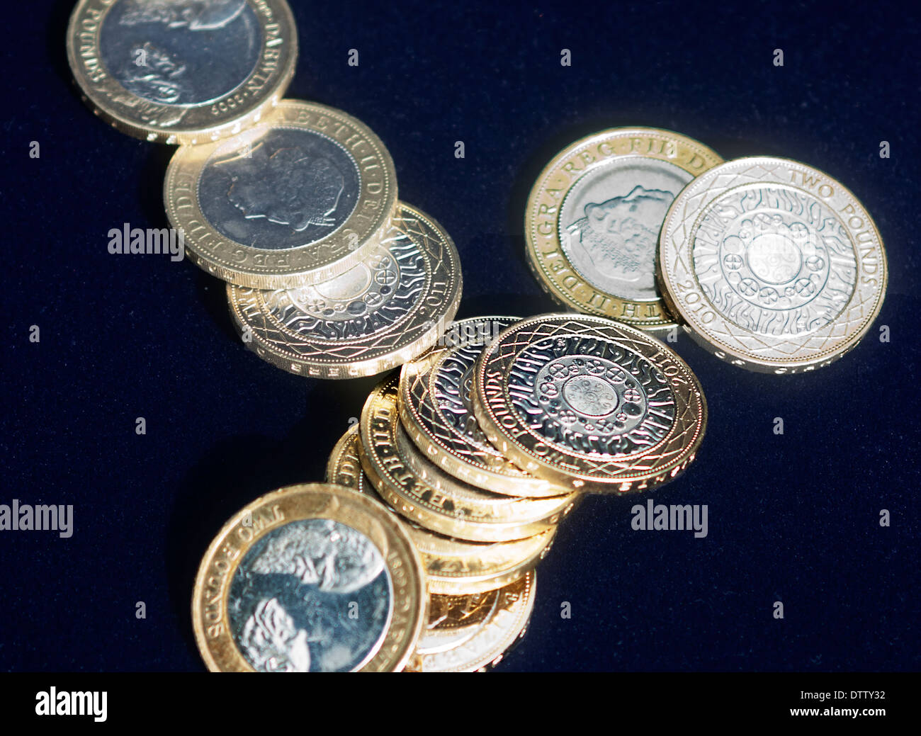 Two pound coins hi-res stock photography and images - Alamy