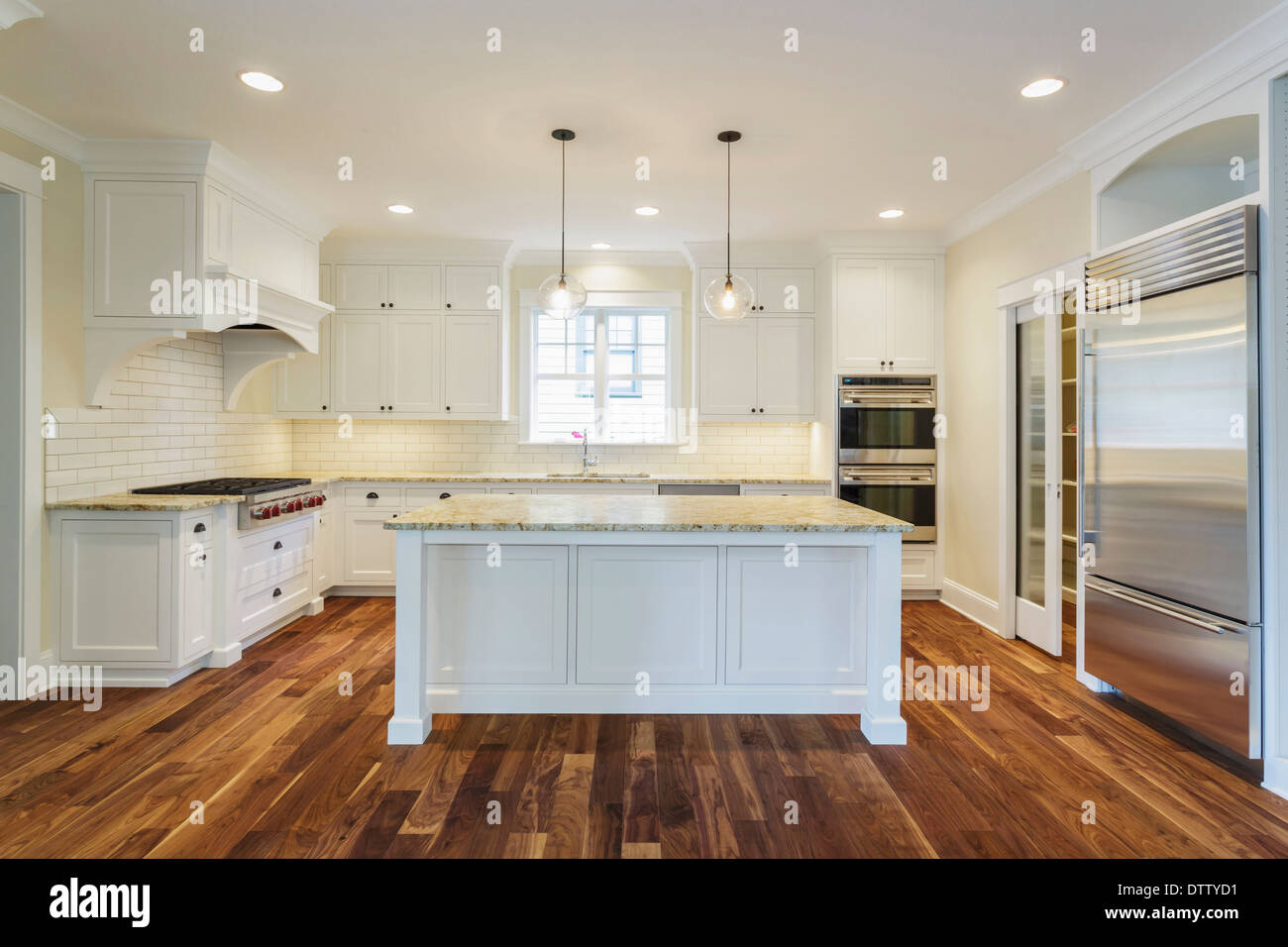 Stainless steel counters hi-res stock photography and images - Alamy