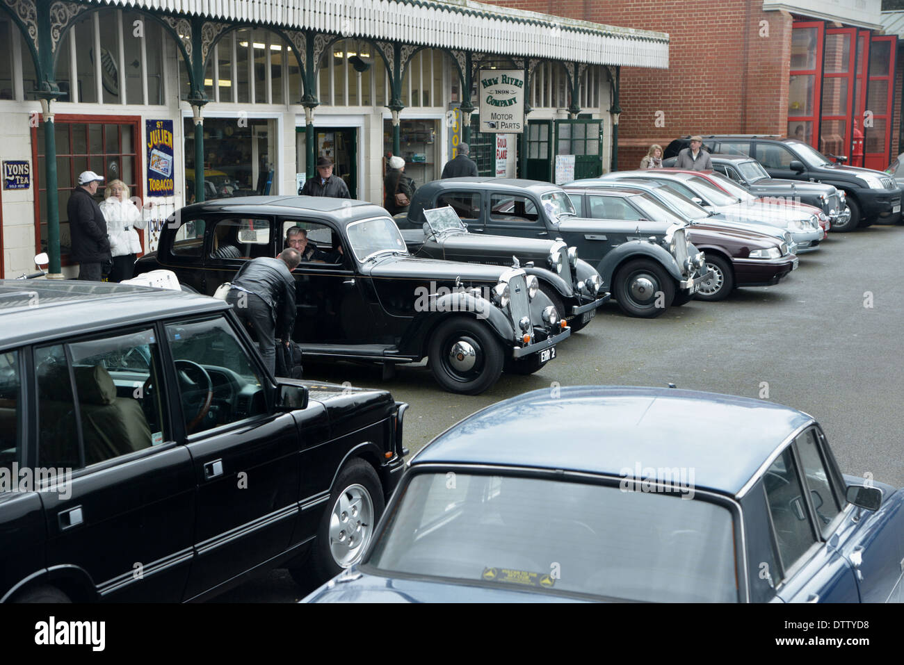 Range rover classic logo hi-res stock photography and images - Alamy