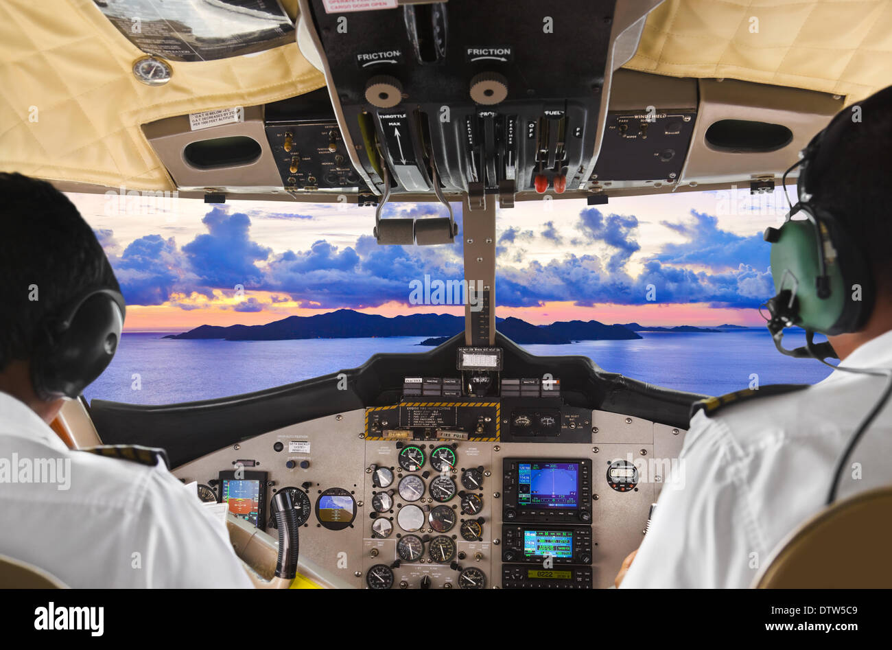 Pilots in cockpit landing hi-res stock photography and images - Alamy
