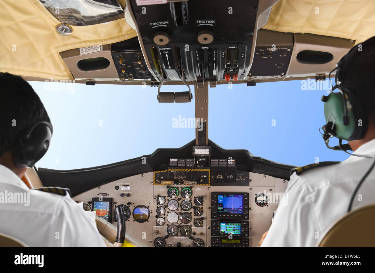 Pilots in cockpit landing hi-res stock photography and images - Alamy