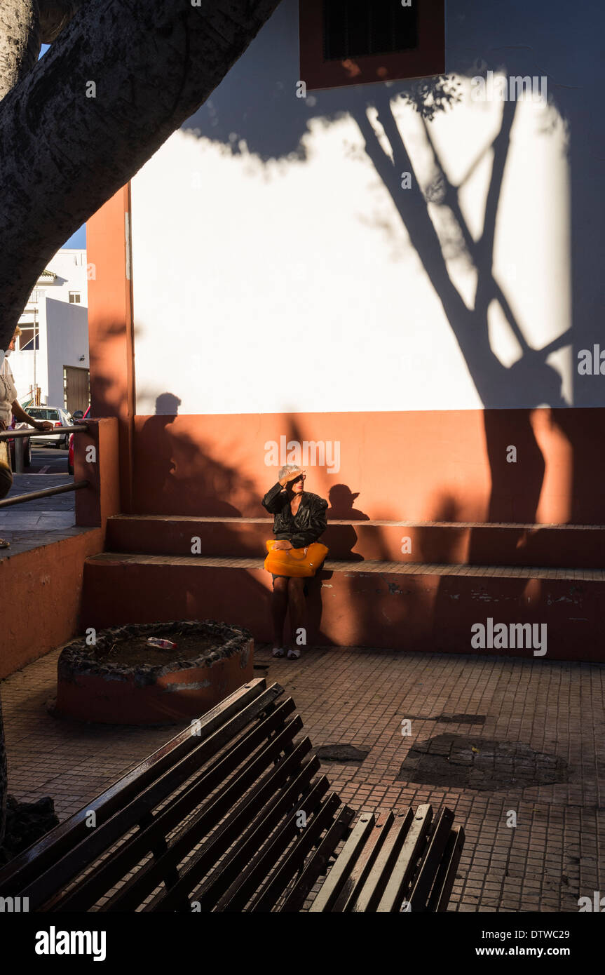 Blinding sunlight eyes woman hi-res stock photography and images - Alamy