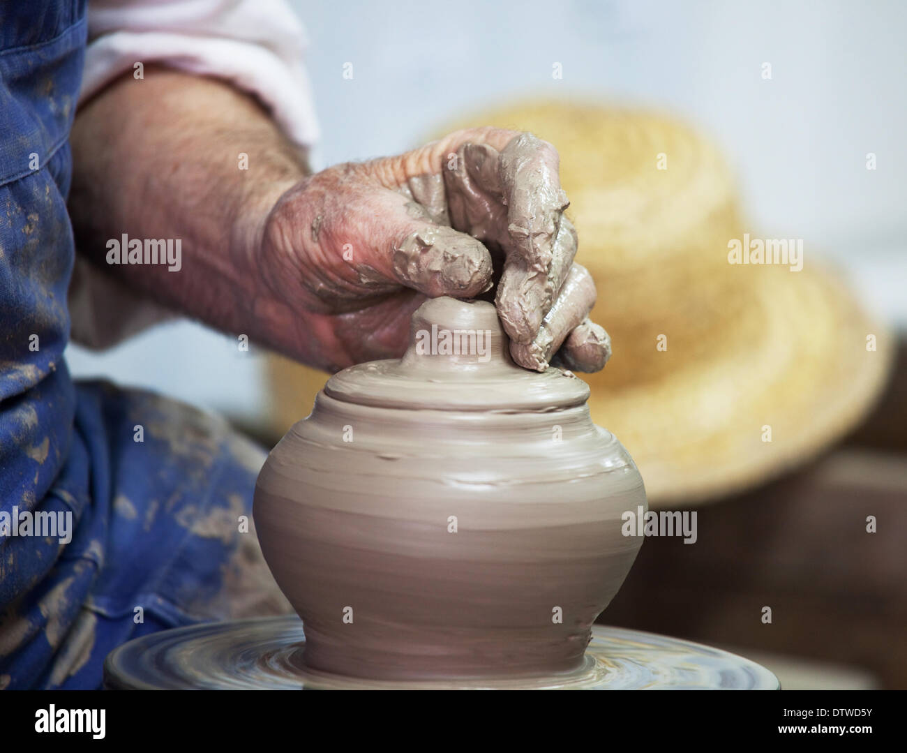 Ceramist hi-res stock photography and images - Alamy