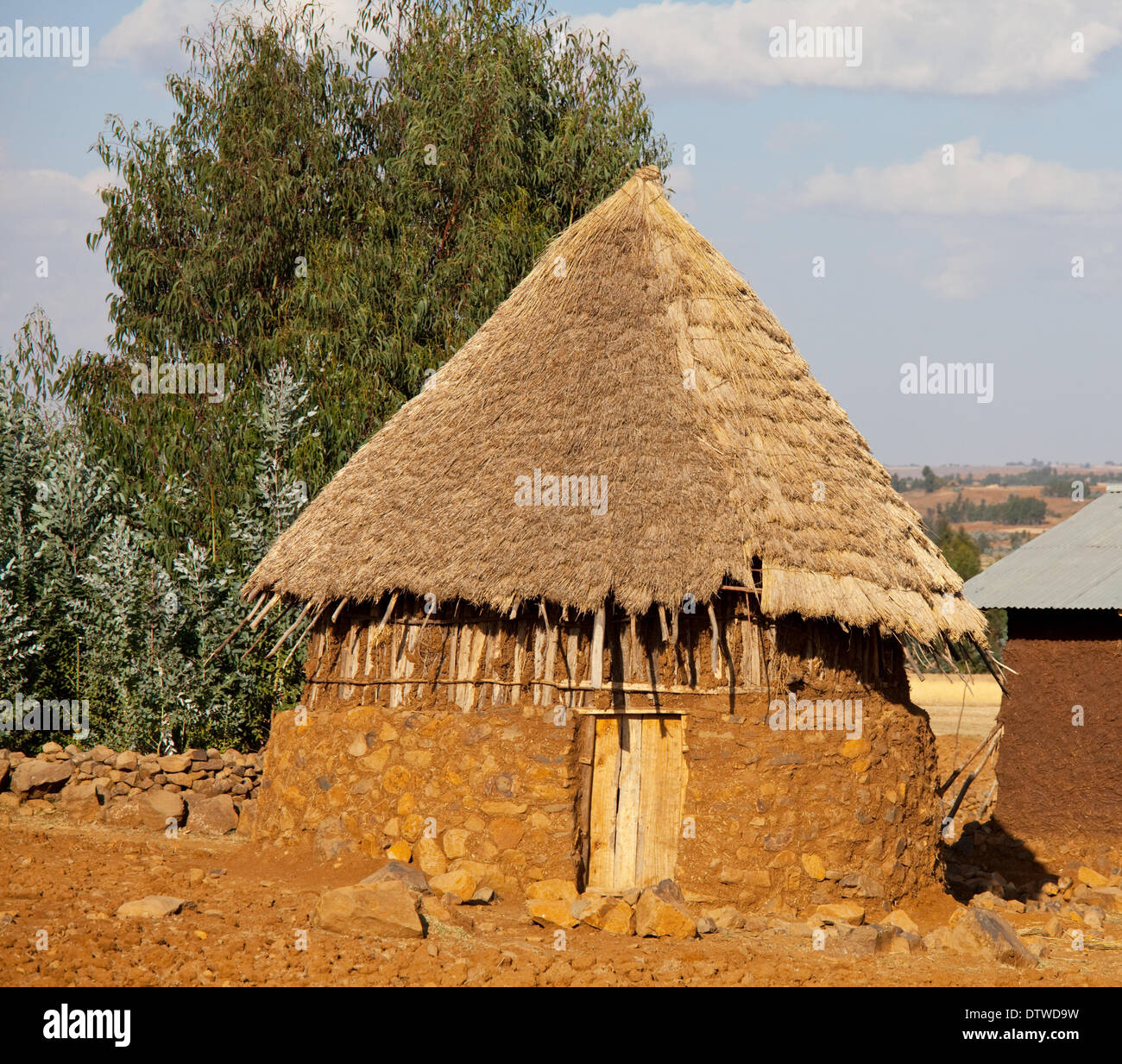 African hut hi-res stock photography and images - Alamy