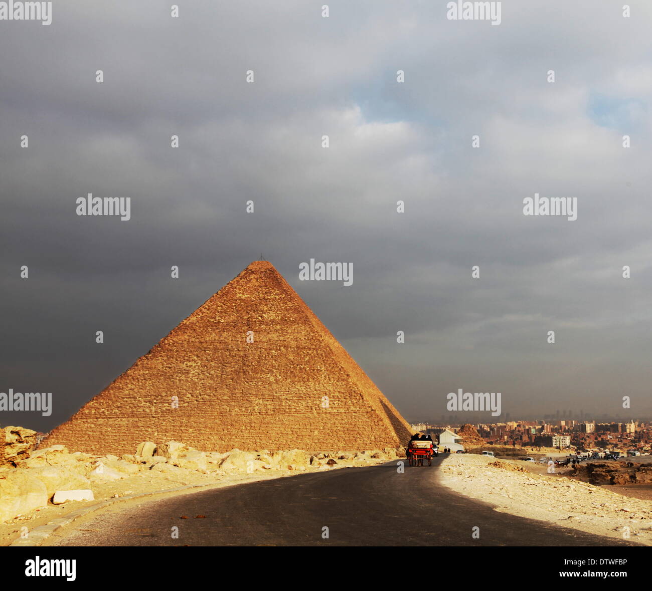 Egyptian art pyramid construction hi-res stock photography and images ...