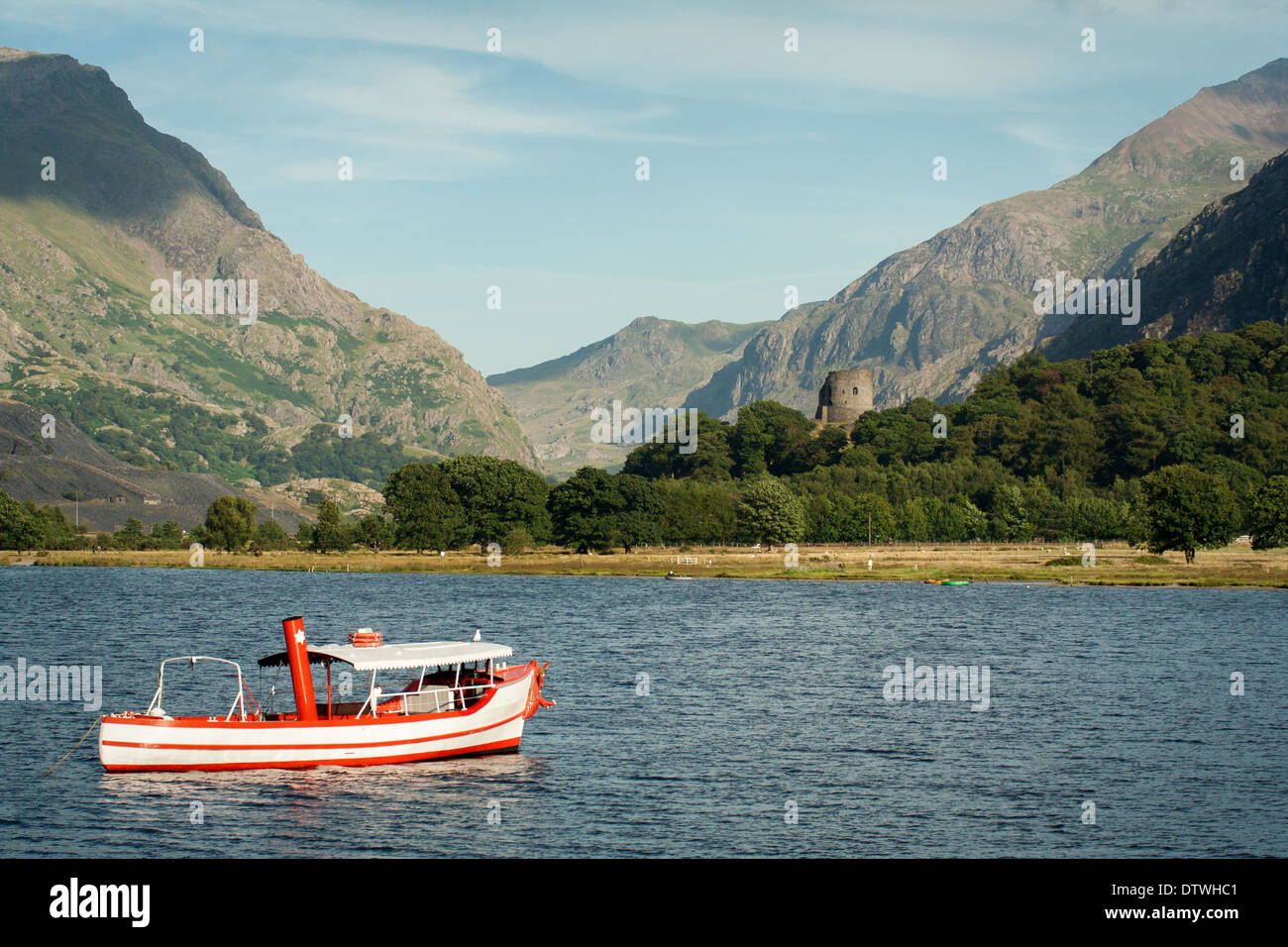Llyn Padarn lake with boat and Dolbadarn Castle, Llanberis Pass Stock ...