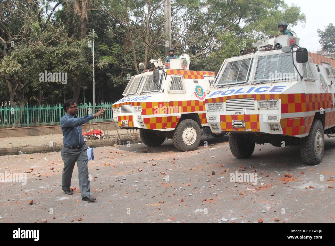 Dhaka, Bangladesh. 23rd Feb, 2014. Jagannath University students fought ...