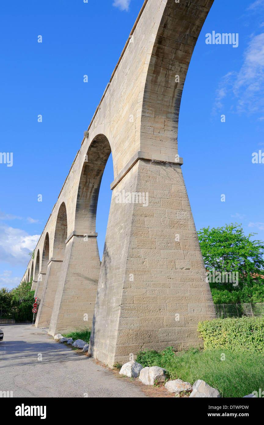 Carpentras aqueduct hi-res stock photography and images - Alamy