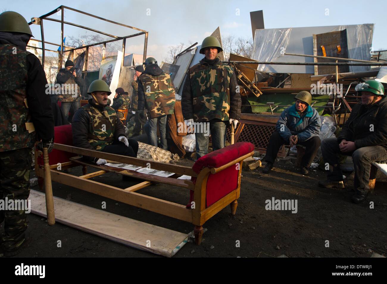 Kiev, Ukraine. 21st Feb, 2014. Protesters have a rest on the barricades ...