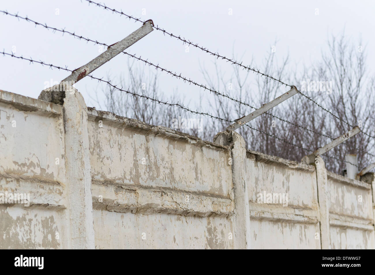 Barbed wire wall hi-res stock photography and images - Alamy