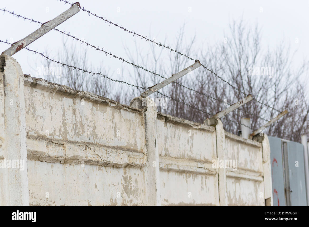 Barbed wire wall in Bucharest, Romania Stock Photo - Alamy