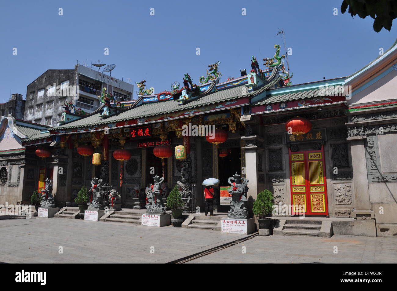 Shwedagon pagode yangon menschen hi-res stock photography and images ...