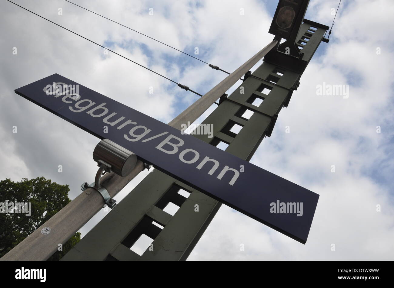 Db bahnsteig hi-res stock photography and images - Alamy