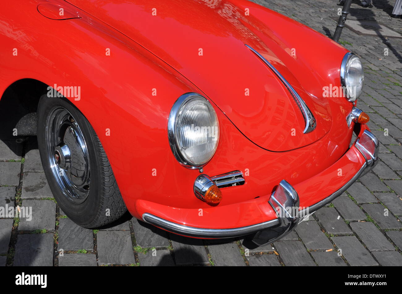 Roter 90er porsche hi-res stock photography and images - Alamy