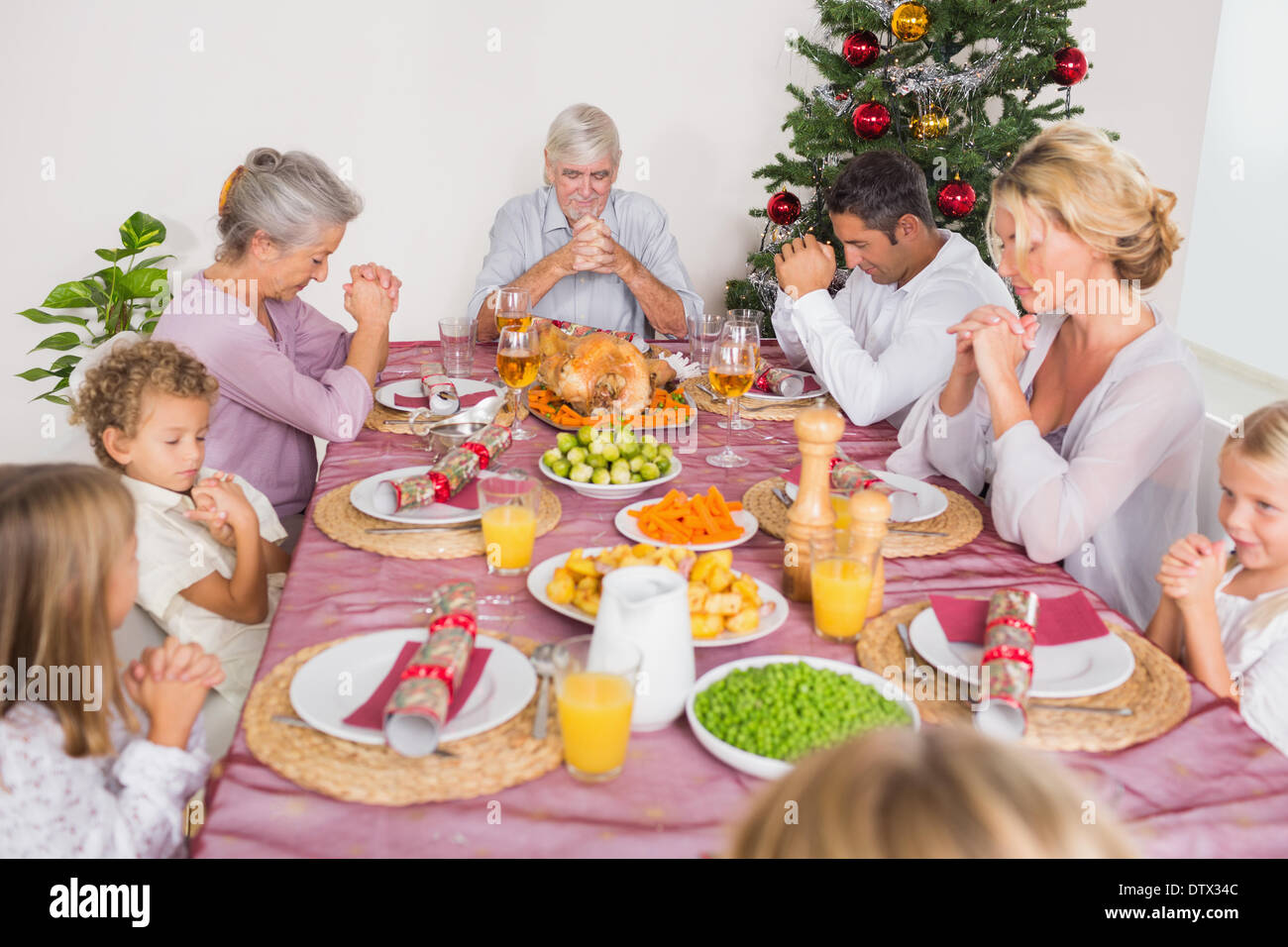 Family dinner hi-res stock photography and images - Alamy