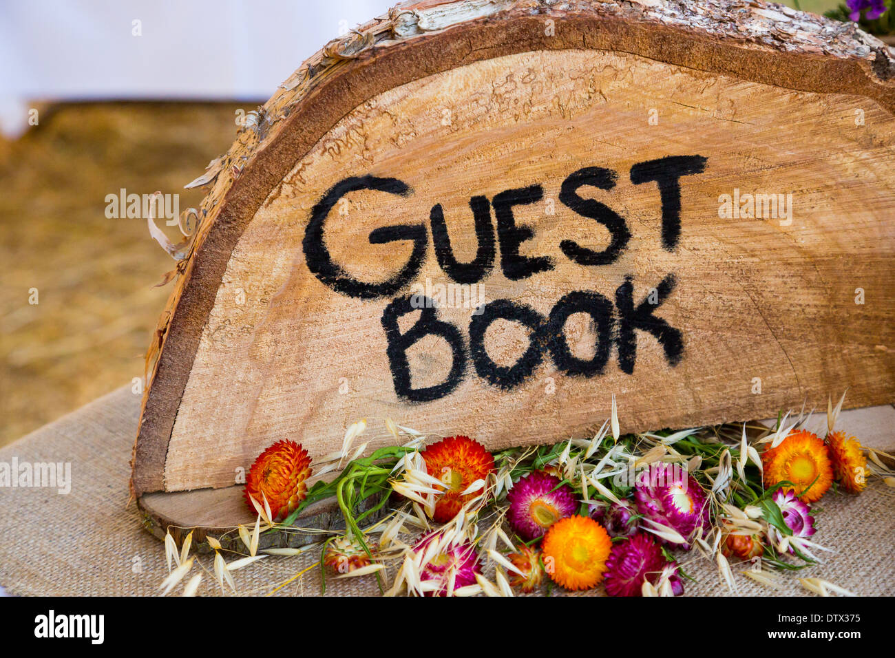 Wedding guest signing tree | Beachweddingtips.com