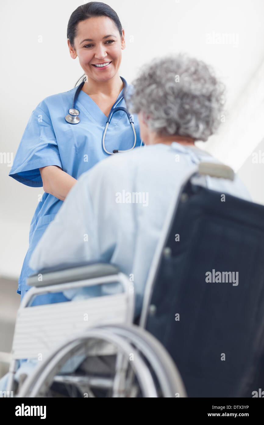Nurse talking to a patient in a hospital Stock Photo - Alamy