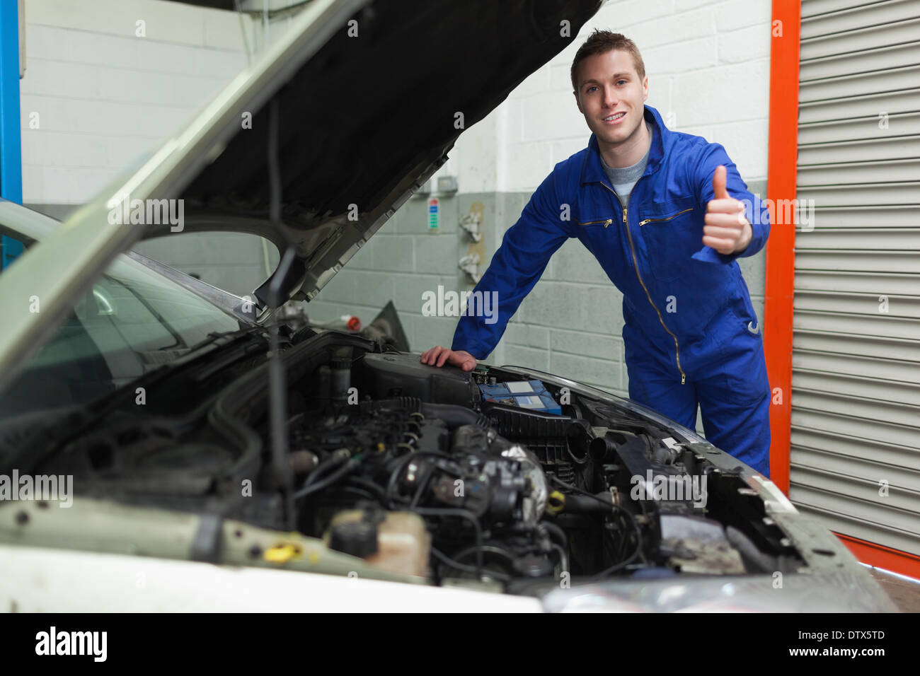 Male mechanic thumbs up car hi-res stock photography and images - Alamy