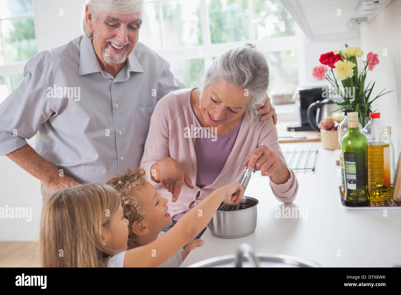 Showing children how to cook hi-res stock photography and images - Alamy