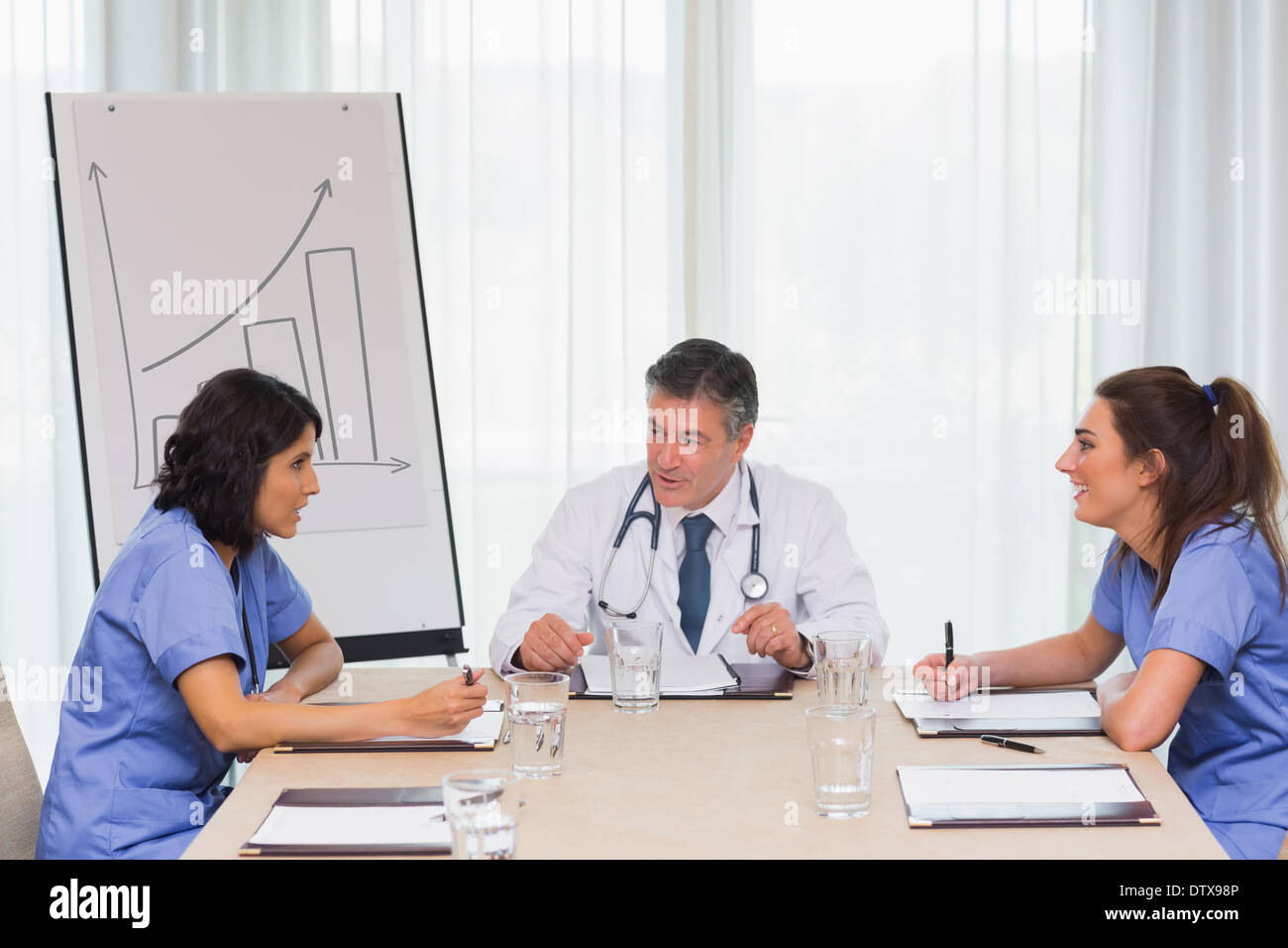 Nurses talking desk hi-res stock photography and images - Alamy