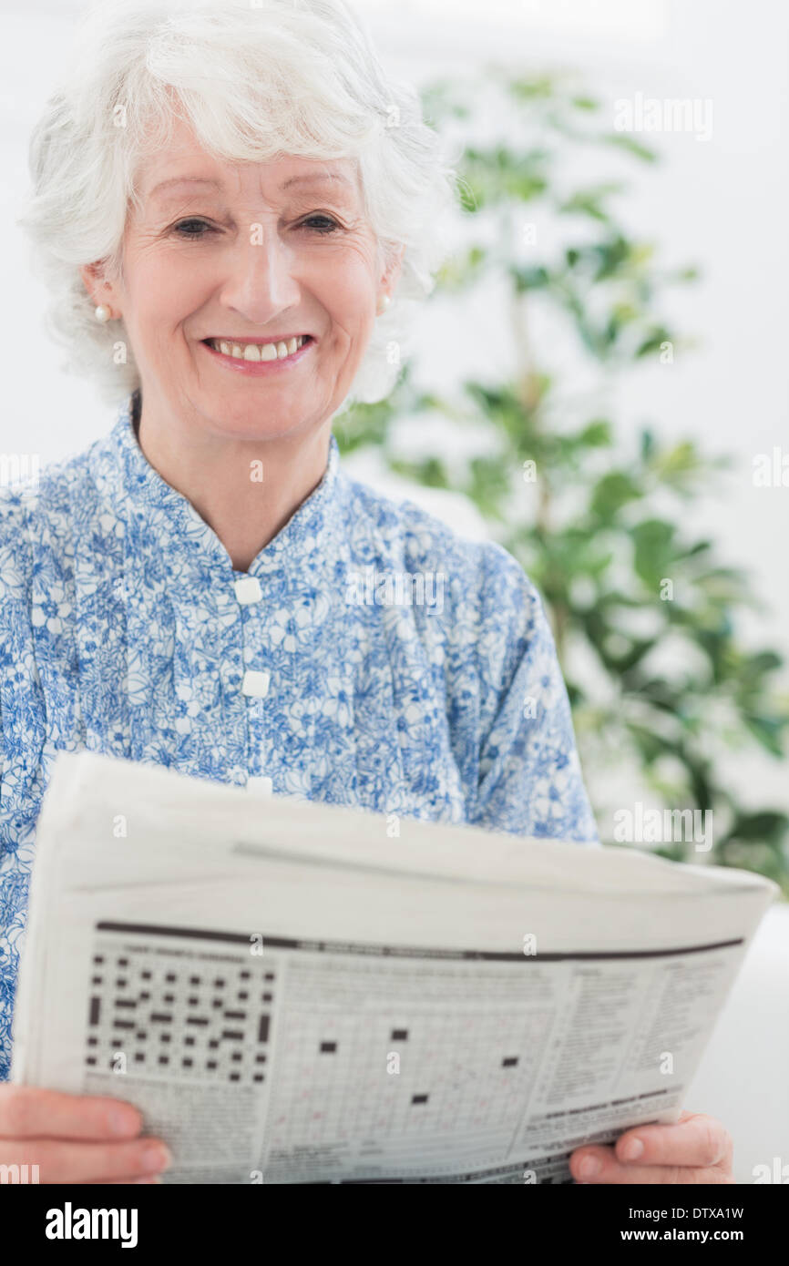 Elderly and newspapers hi-res stock photography and images - Alamy
