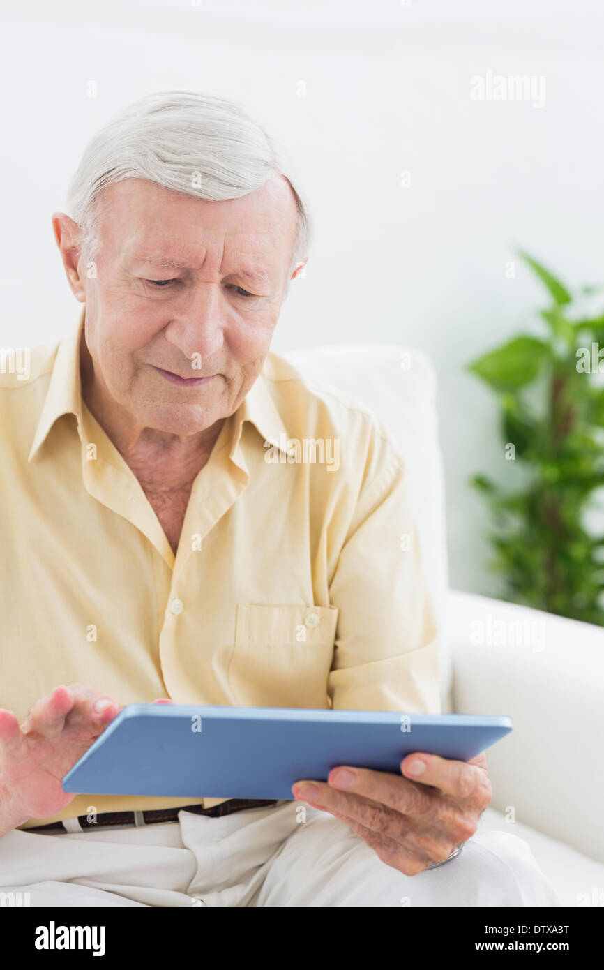 Elderly digital scrolling hi-res stock photography and images - Alamy
