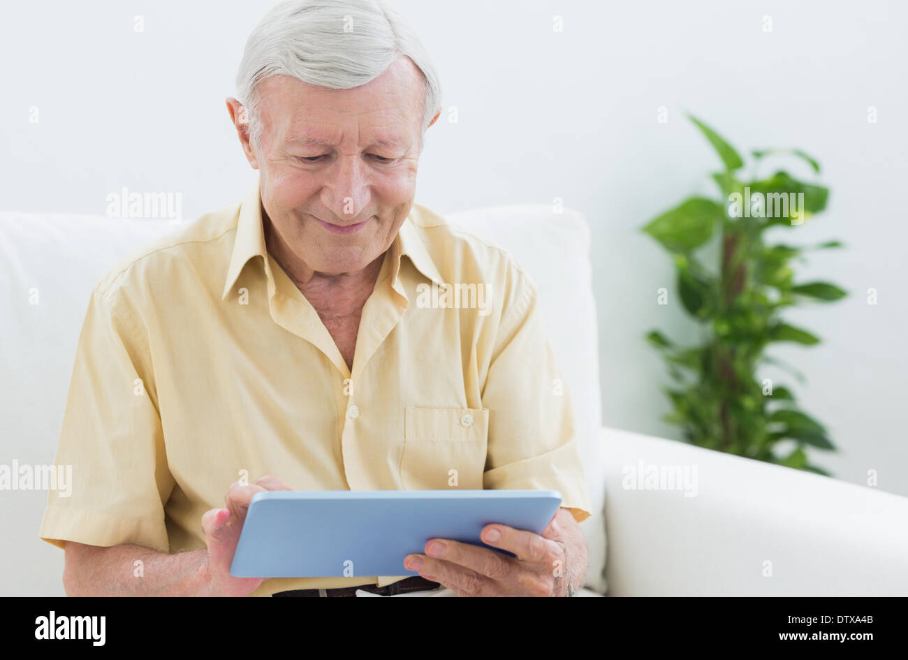 Elderly digital scrolling hi-res stock photography and images - Alamy