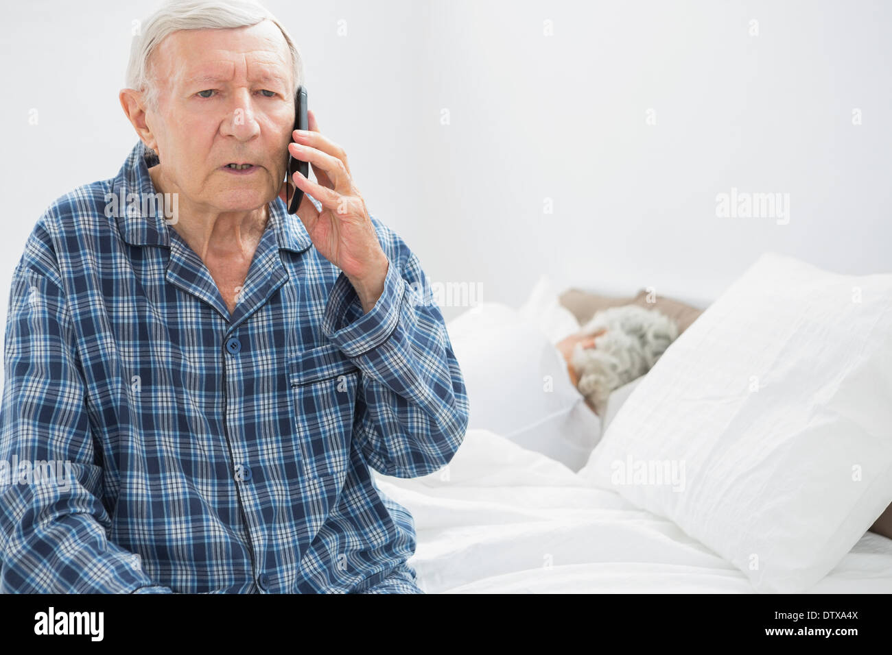 Old man on the phone sitting Stock Photo - Alamy
