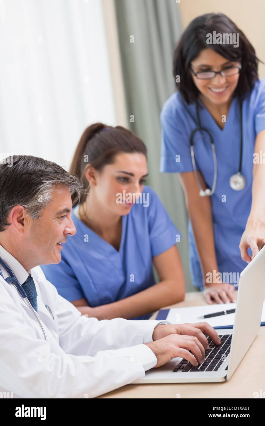 Nurses talking desk hi-res stock photography and images - Alamy