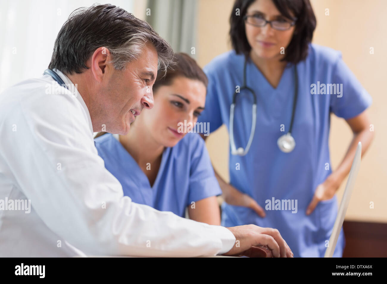 Two nurses sitting hi-res stock photography and images - Alamy