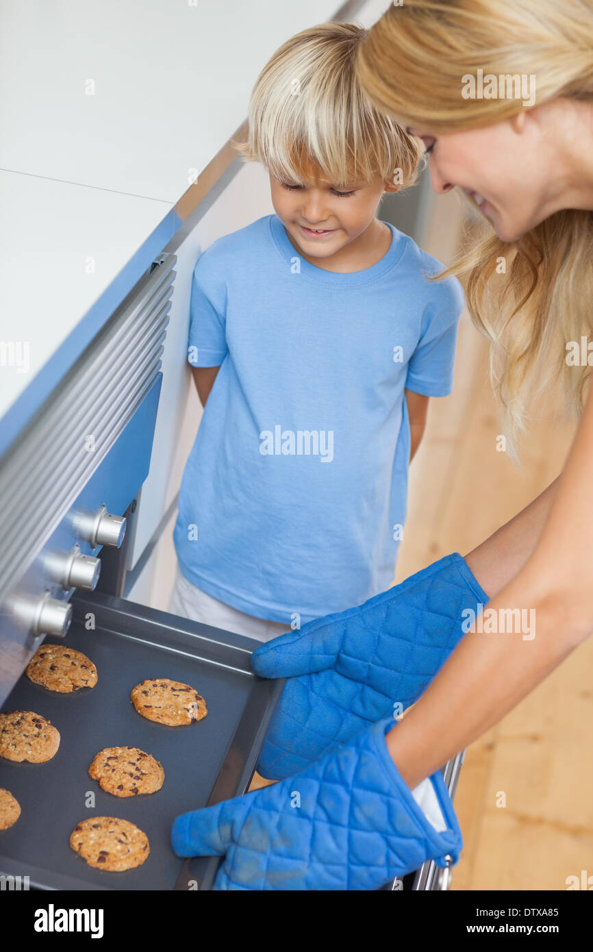 Mother and her son baking cookies Stock Photo - Alamy